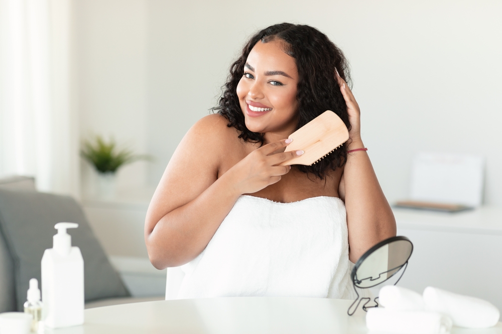 Lavar o cabelo todo dia resseca os fios? Descubra | O Boticário